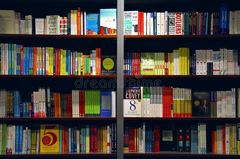 Libros en estantes fotografía editorial. Imagen de aprenda - 33321997