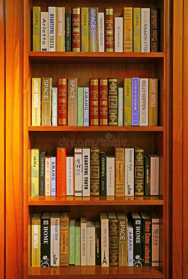 Libros En Estantes De La Biblioteca Foto de archivo - Imagen de fondo ...