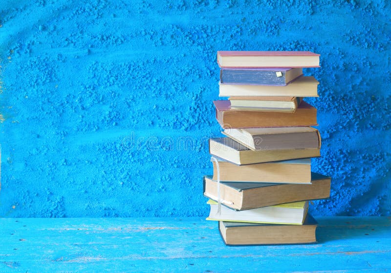 Libros en fondo azul imagen de archivo. Imagen de pila - 79729323