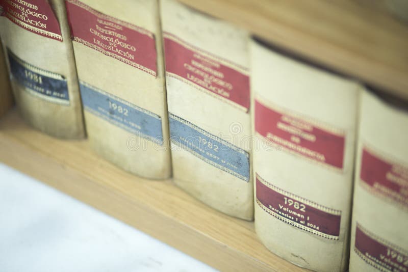 Libros Legales Del Bufete De Abogados Imagen de archivo - Imagen de ...