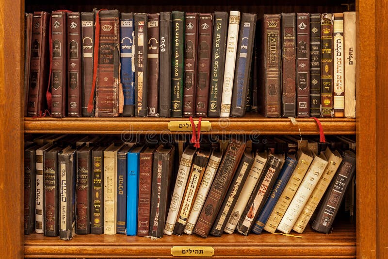 Libros Sagrados Judíos En Sinagoga Foto editorial - Imagen de sagrado ...