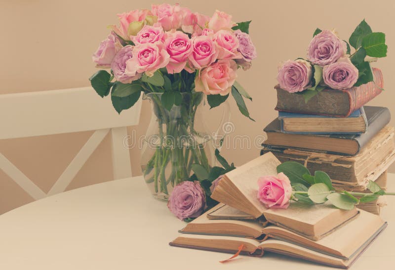 Libros Viejos Con La Flor Color De Rosa Foto de archivo - Imagen de ...