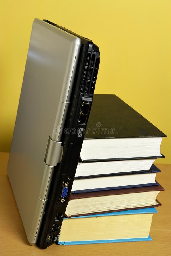 Libros Y Computadora Portátil Imagen de archivo - Imagen de cubierta ...