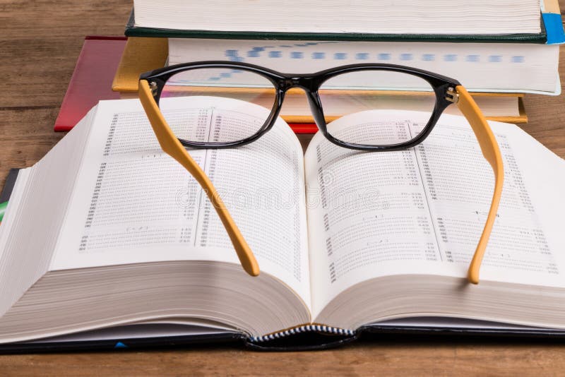 Libros y lentes foto de archivo. Imagen de libro, anteojos - 43344474