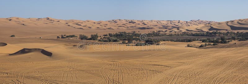 Gaberoun See - Wüsten-Oase, Sahara, Libyen Stockfoto - Bild von trocken ...