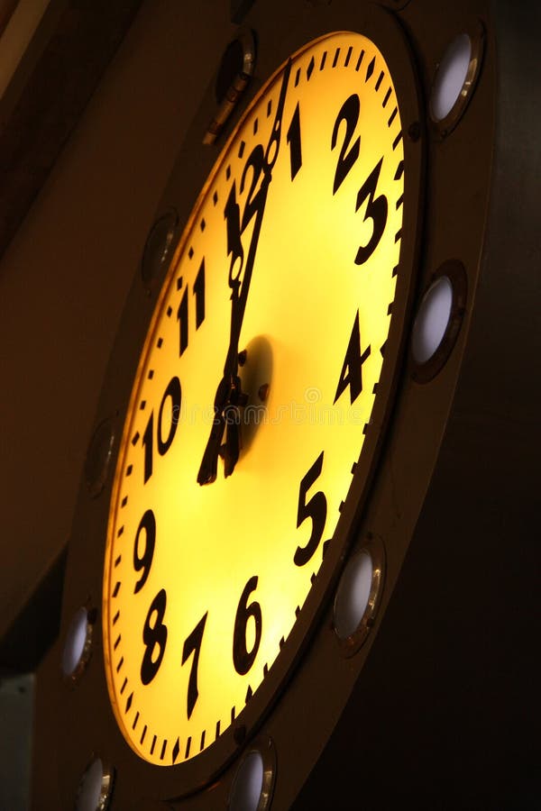 Lumineus klok stock foto. Image of nachttijd, instrument - 10571428