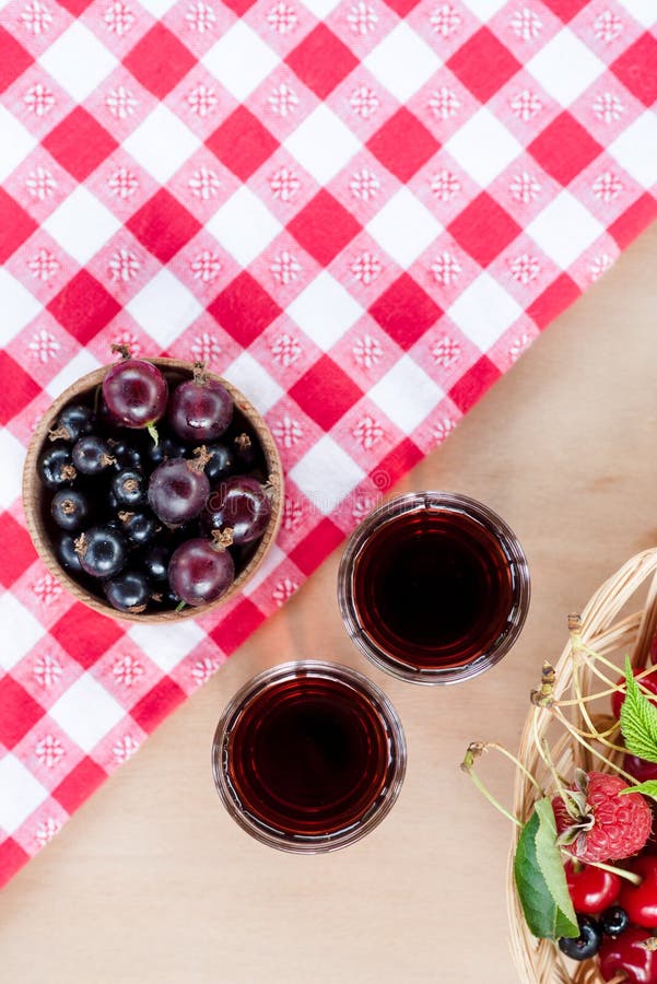 Licor Caseiro Feito Dos Corintos Pretos E Da Groselha Vermelha Foto de ...