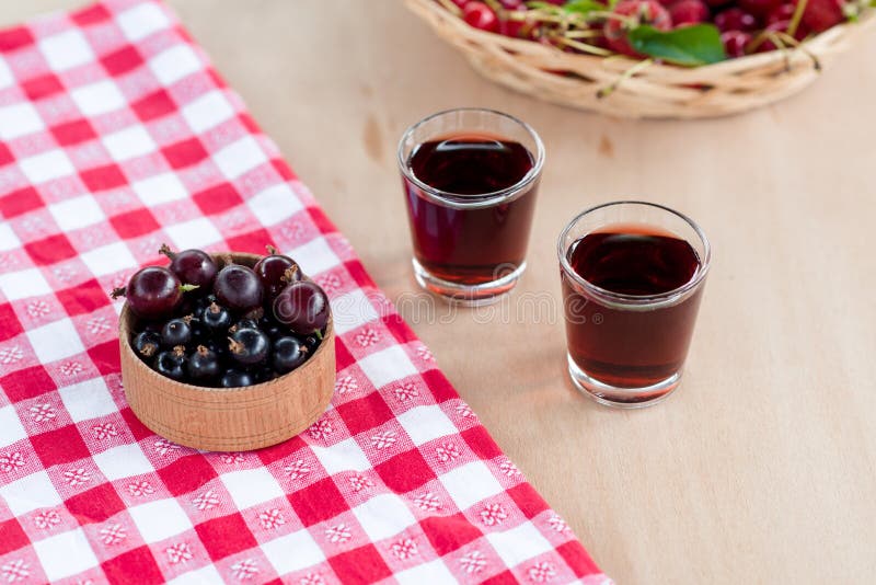 Licor Caseiro Feito Dos Corintos Pretos E Da Groselha Vermelha Foto de ...