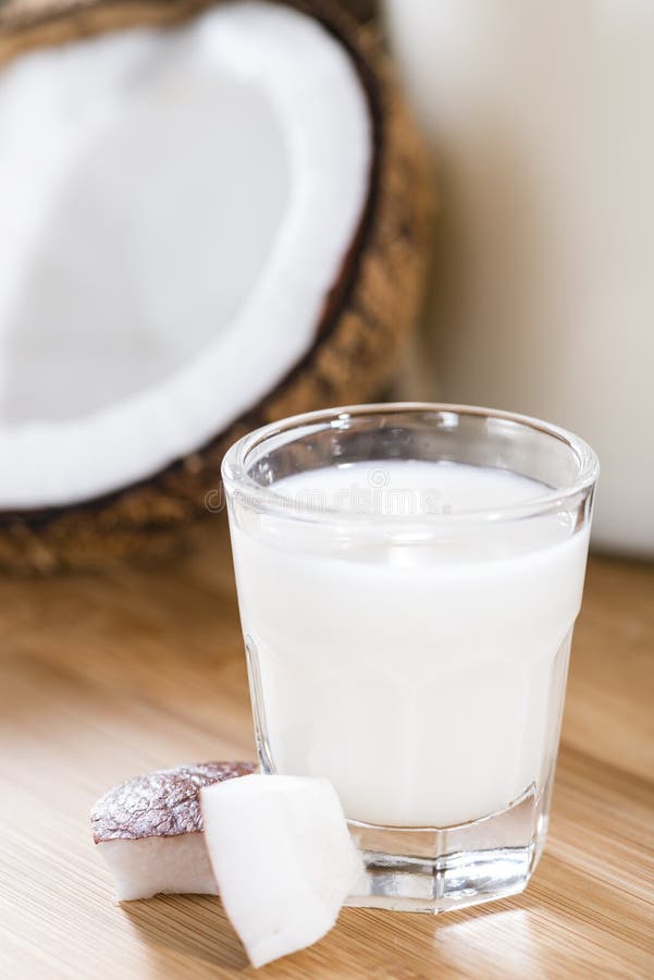 Licor del coco imagen de archivo. Imagen de bebidas, vino - 22352541