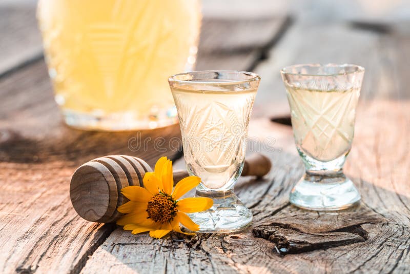 Licor Dulce Hecho De La Miel Y Del Alcohol Foto de archivo - Imagen de ...