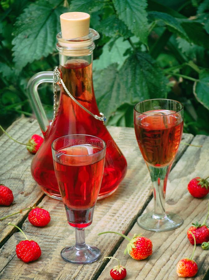 Licor Hecho En Casa De La Fresa Imagen de archivo - Imagen de casero ...