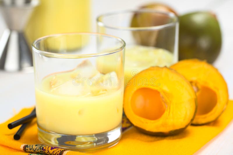 Licor Peruano De La Crema De Lucuma Foto de archivo - Imagen de ...