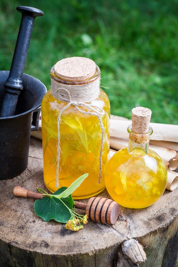 Licor Sano Y Dulce Con Alcohol, Miel Y El Tilo Foto de archivo - Imagen ...
