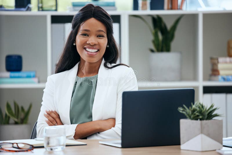 Liderazgo Facial Y Mujer Negra Con Los Brazos Cruzados Listos Para Las ... Liderazgo Facial Y Mujer Negra Con Los Brazos Cruzados Listos Para Las ...