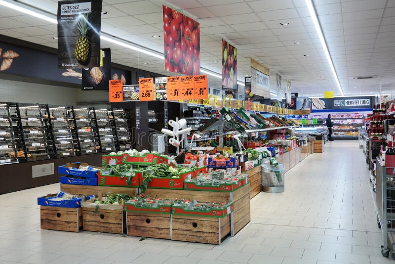 Lidl-Supermarkt redaktionelles foto. Bild von frisch - 54975556