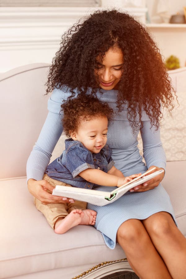 Liebe Einer Mutter Und Kind. Familie Zu Hause. Lebensstil Stockbild ...