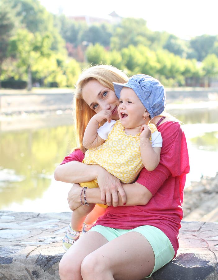 Baby - Mutterliebe stockbild. Bild von jung, blau, lieben - 31787311