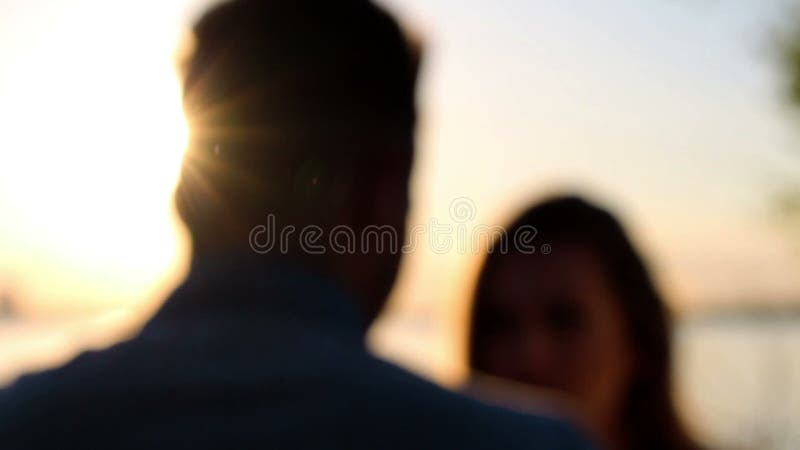 Liebevolle Paare in Einem Sonnigen Wetter Sitzen Auf Einer Weißen Bank ...