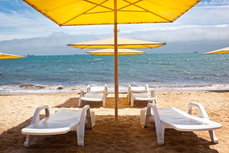 Liege auf Strand stockbild. Bild von solar, schäumend - 36001797