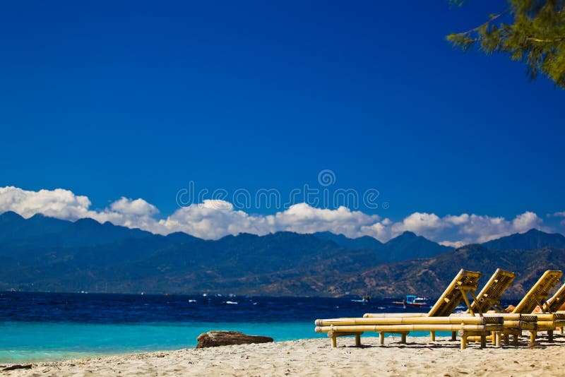 Liege am Strand. stockbild. Bild von wolken, küste, glühen - 24061329