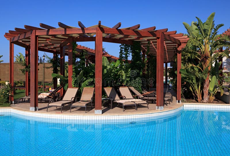 Liege Unter Einem Kabinendach Nahe Dem Pool. Stockfoto - Bild von ...