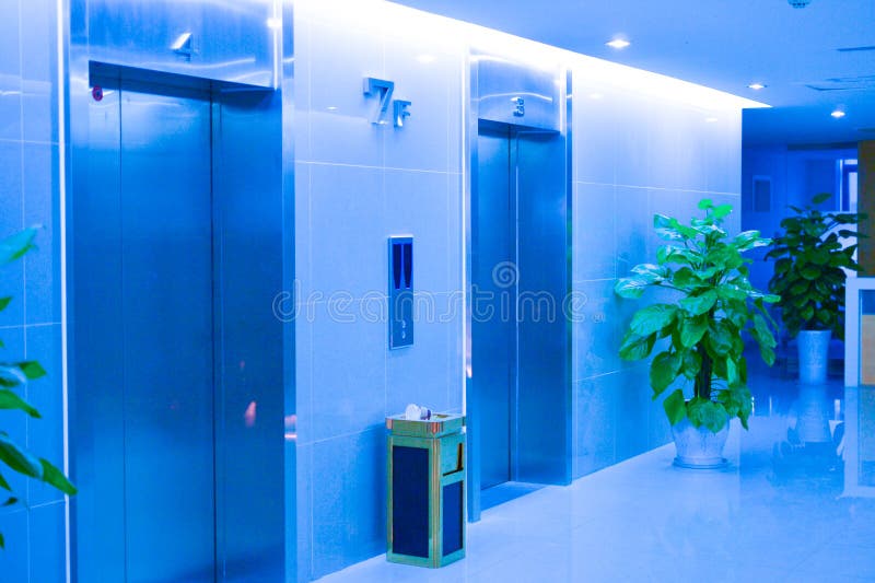 Eerste Verdieping Op Liftvertoning Stock Foto - Image of binnen, vloer ...