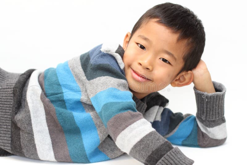 Liggande japansk pojke fotografering för bildbyråer. Bild av manlig ...