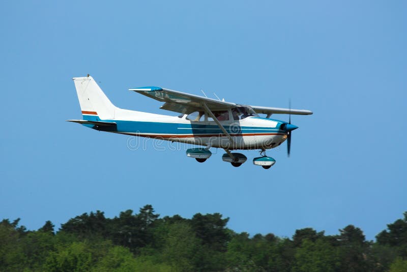 Cessna 172S On Final Approach Stock Image - Image of approach, flight ...