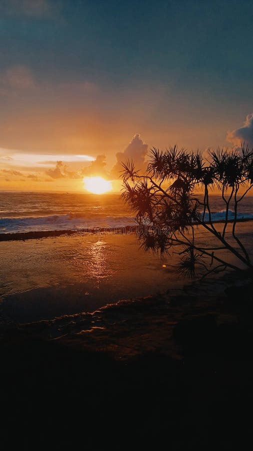 Light Reflection of the Sun Setting on the Beach in the Afternoon with ...