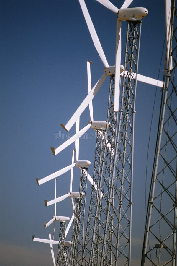 Ligne des turbines de vent image stock. Image du vent - 23161665