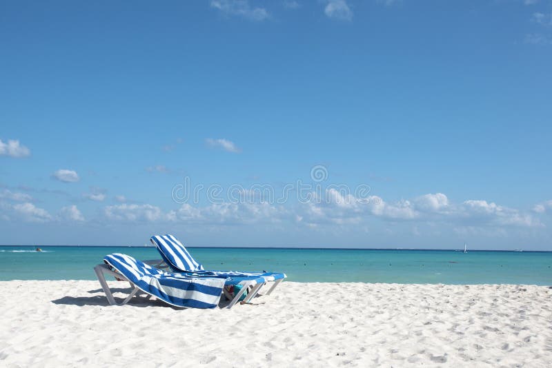 Ligstoelen Op Perfect Tropisch Wit Strand Stock Foto - Image of strand ...