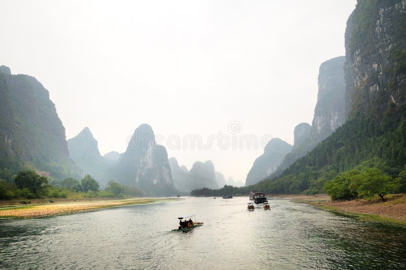 Der Li-Fluss Und Karstgebirgslandschaft Mit Blauem Himmel Stockbild ...