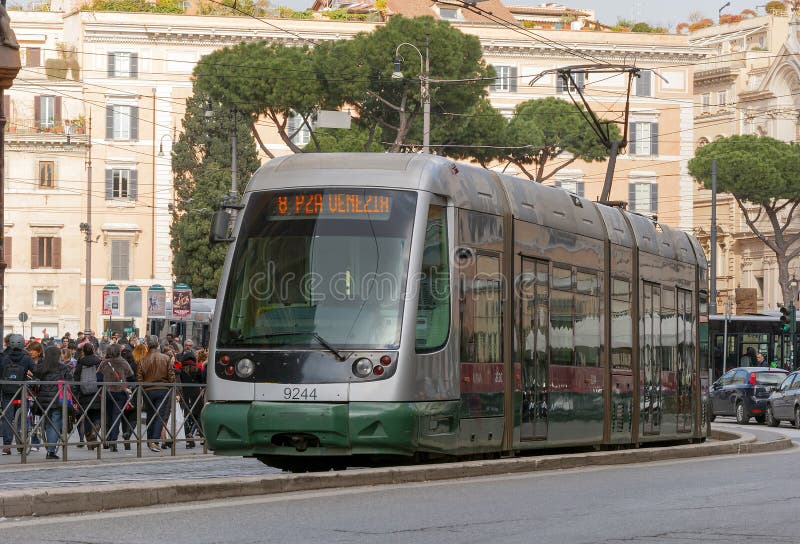 Tram in Rome redactionele foto. Image of spoorweg, openlucht - 93328961