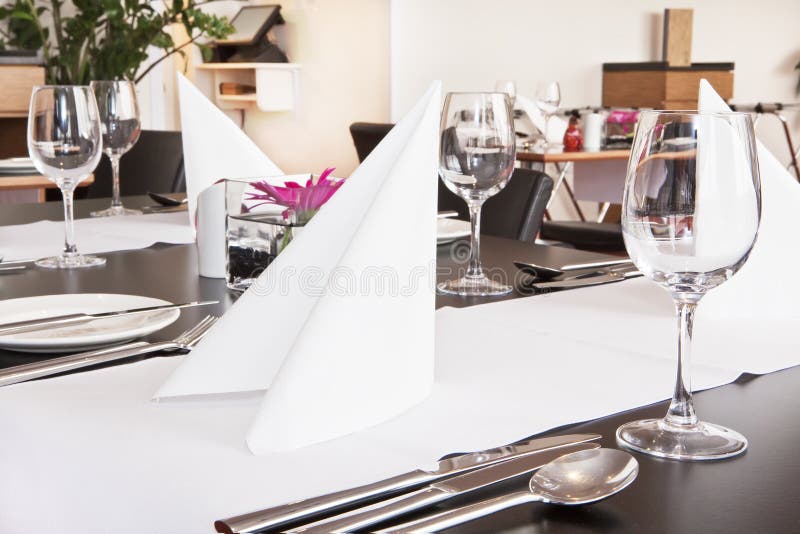 Lijsten Met Formele Opstelling in Modern Restaurant Stock Afbeelding ...