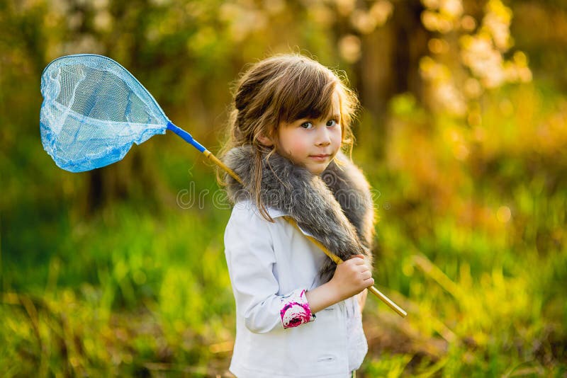 Liten Flicka Med Julgåvan Som Sitter Nära Träd Fotografering för ...