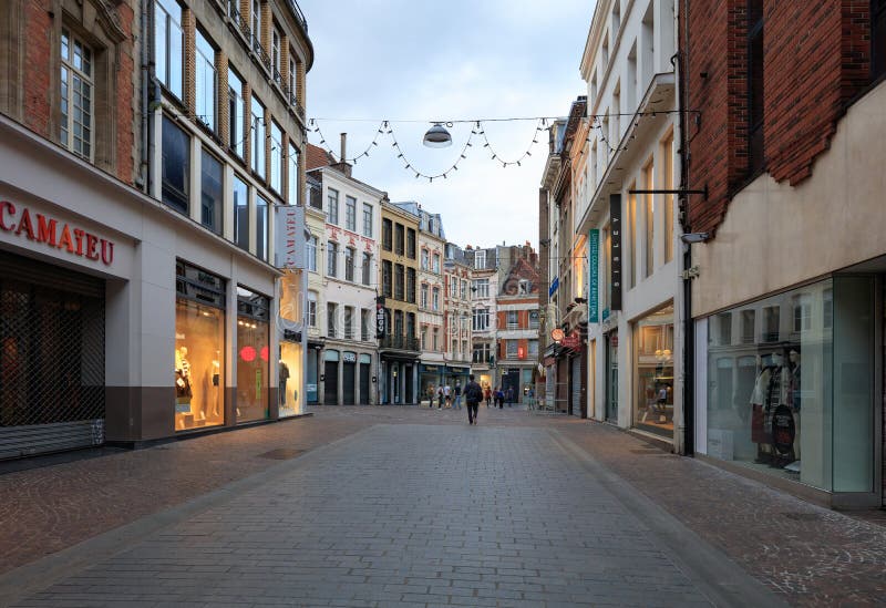 Lille famouse Rue Gambetta redaktionell foto. Bild av arkitektur - 62134510