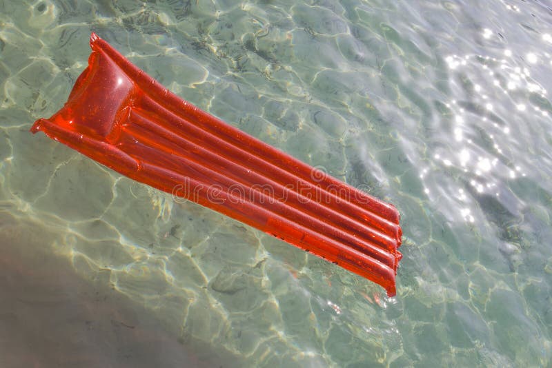 Lilo flottant sur l'eau photo stock. Image du lueur, récréationnel ...