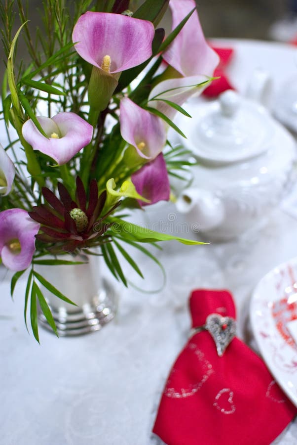 Lily Table Sestting Arrangments Stock Image - Image of table, napkin ...