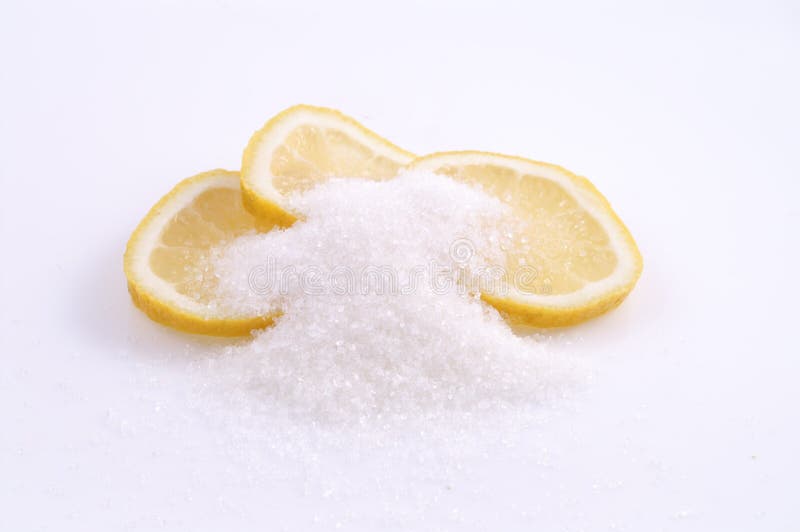 Rodajas De Limón Con Montón De Azúcar Blanco Sobre Fondo Blanco Foto de ...