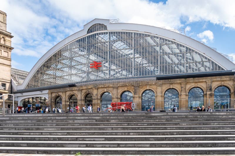 Liverpool Lime Street Train Station Editorial Photo - Image of ...