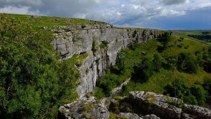 Limestone Cliffs in Yorkshire Stock Image - Image of water, summer ...