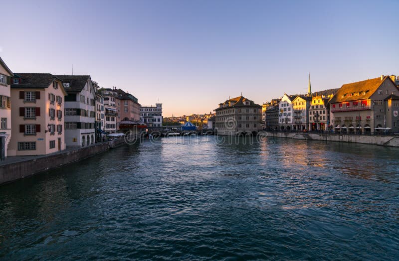 Limmat-Fluss Und Im Stadtzentrum Gelegenes Zürich, Die Schweiz ...