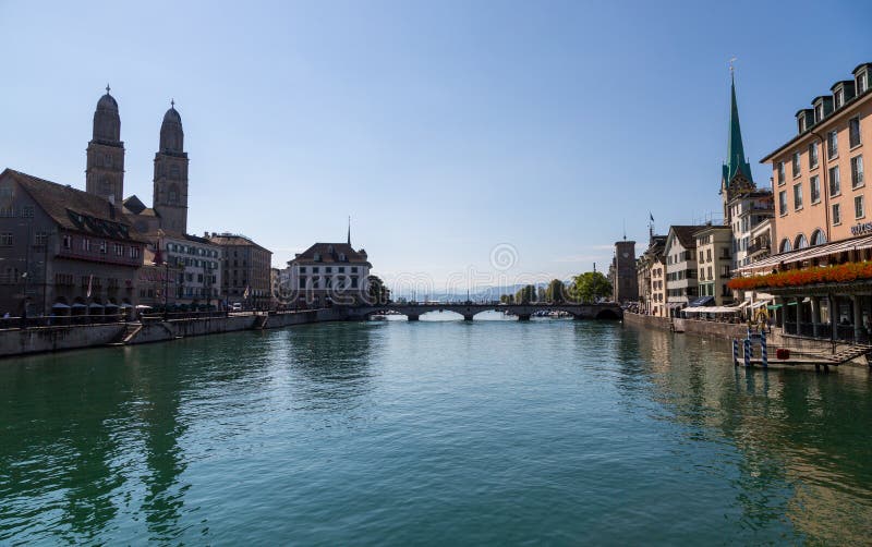 Limmat-Fluss Und Im Stadtzentrum Gelegenes Zürich, Die Schweiz ...