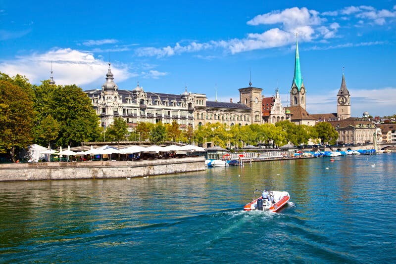 Der Limmat-Fluss in Der Stadt Von Zürich, Die Schweiz Redaktionelles ...