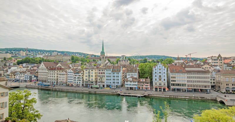 I Stadens Centrum Zurich - Domkyrka Fraumunster, Grossmunster, St Peter ...