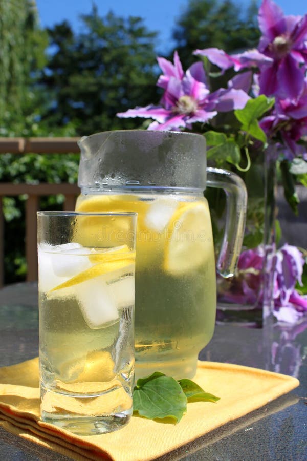 Limonada foto de archivo. Imagen de verde, amarillo, taza - 9886442
