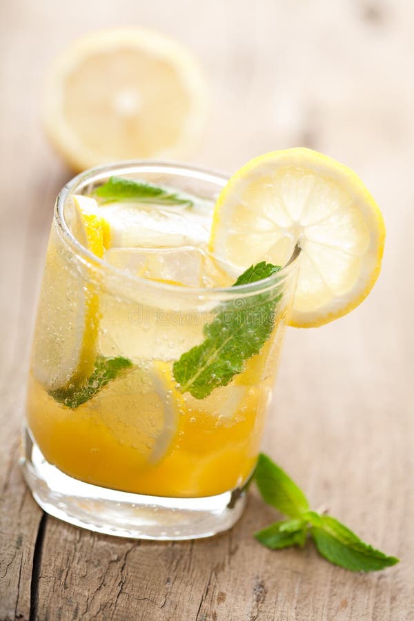 Limonada Fresca Con La Menta En Vidrios Foto de archivo - Imagen de ...