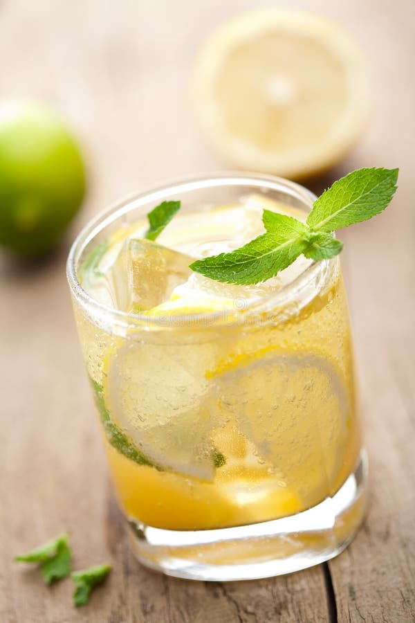 Limonada Fresca Con La Menta En Vidrios Foto de archivo - Imagen de ...