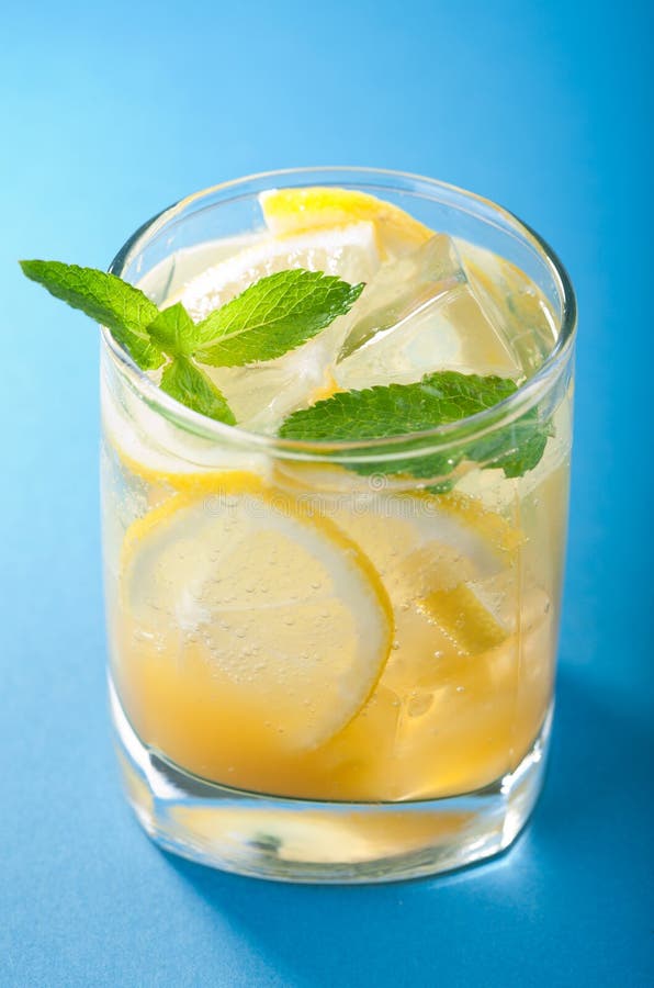 Limonada Fresca Con La Menta En Vidrios Foto de archivo - Imagen de ...