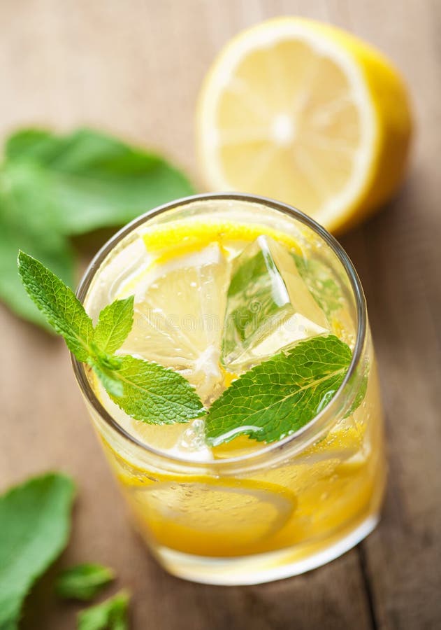 Limonada Fresca Con La Menta En Vidrios Foto de archivo - Imagen de ...